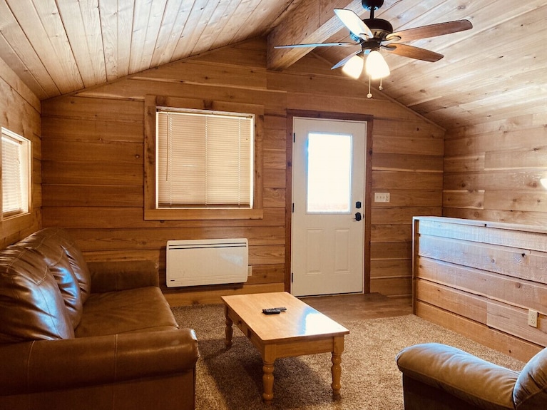 12 Miles To Yellowstone, Hot Tub And Fire Pit - Grizzly Getaway - Henrys Lake, ID