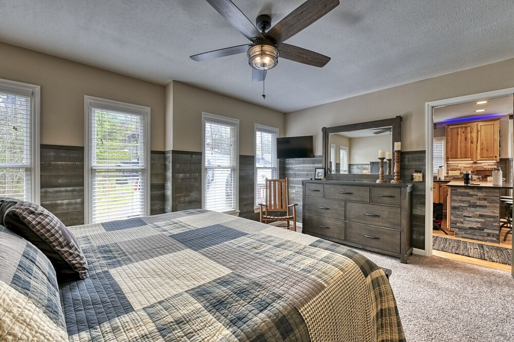 Family Getaway Close To Parkway-w/ Theater And Game Room - Pigeon Forge, TN