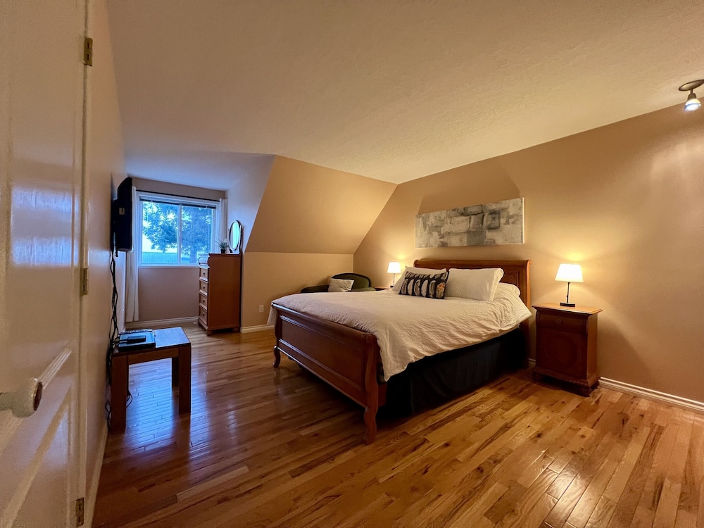 Peaceful Coastal Retreat - Bowser Beach House - Hornby Island
