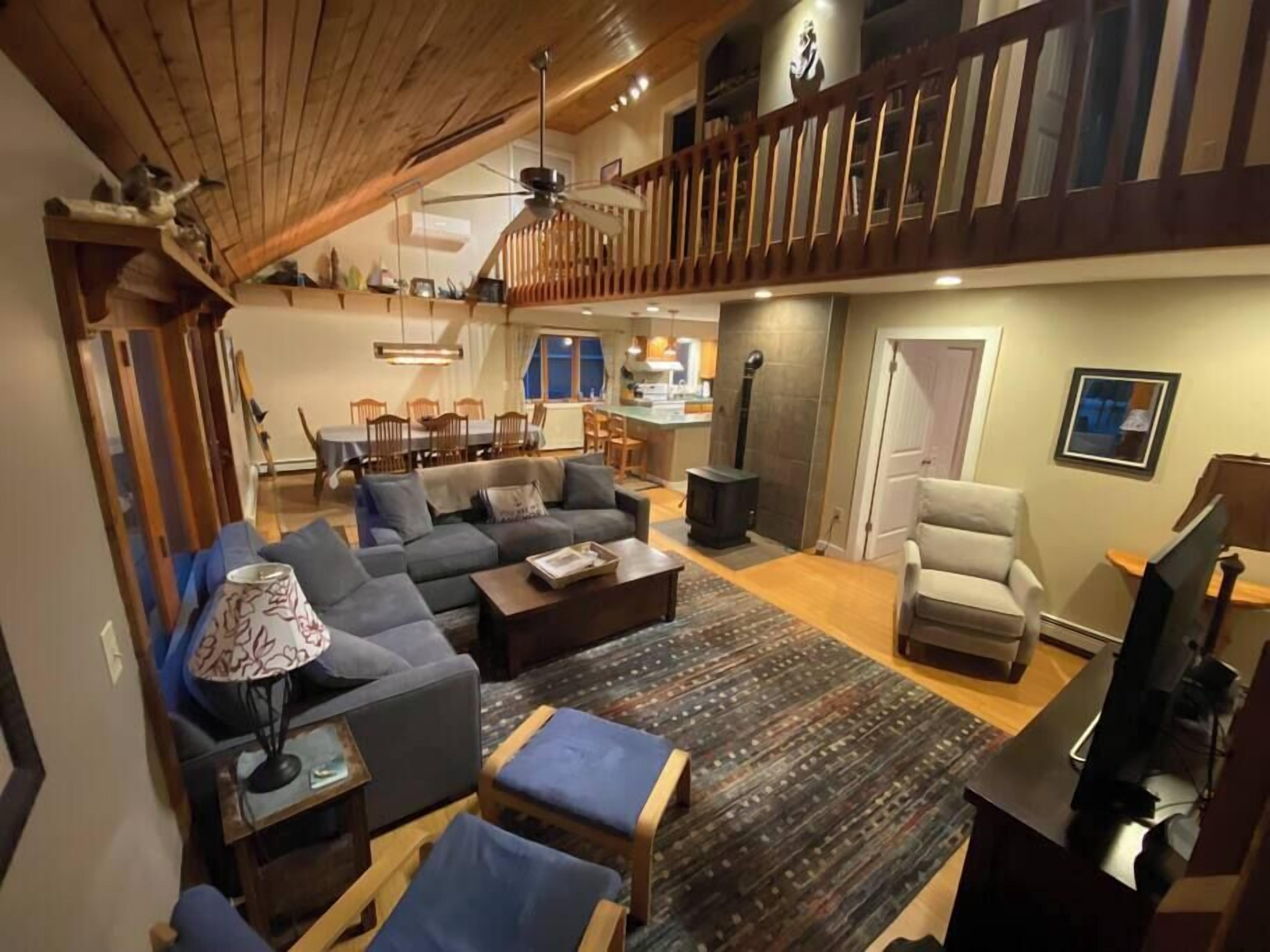 Lakefront, 4br, 4ba, Huge Yard And Patio, Docks, Private Hot Tub - Sleeps 14+ - Falls Creek, PA