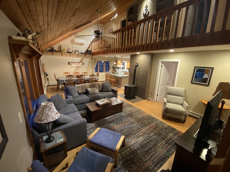 Lakefront, 4br, 4ba, Huge Yard And Patio, Docks, Private Hot Tub - Sleeps 14+ - Treasure Lake, PA