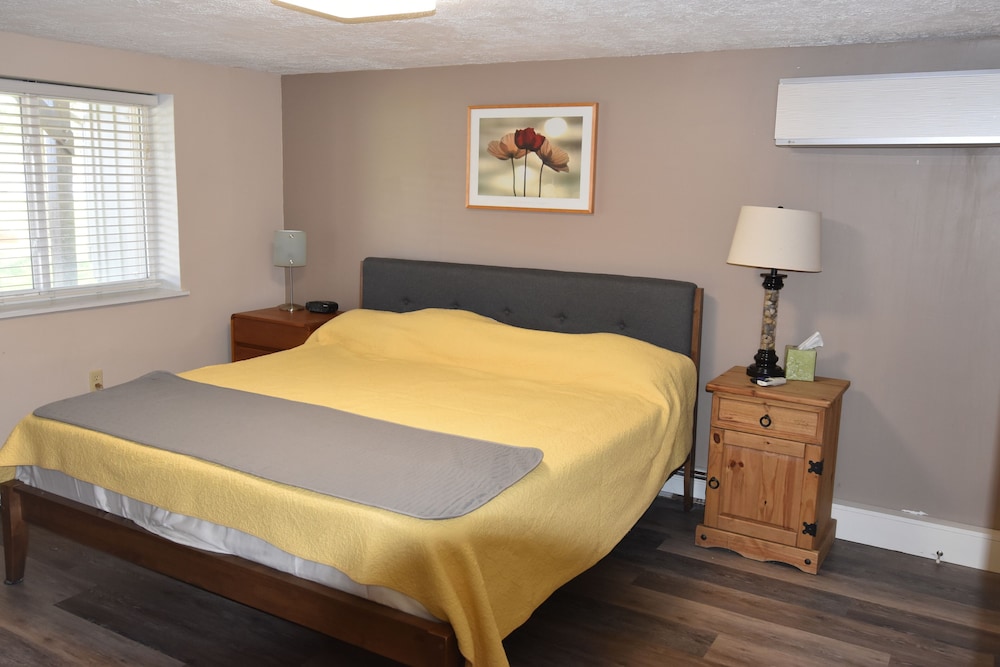 Lakefront, 4br, 4ba, Huge Yard And Patio, Docks, Private Hot Tub - Sleeps 14+ - DuBois, PA