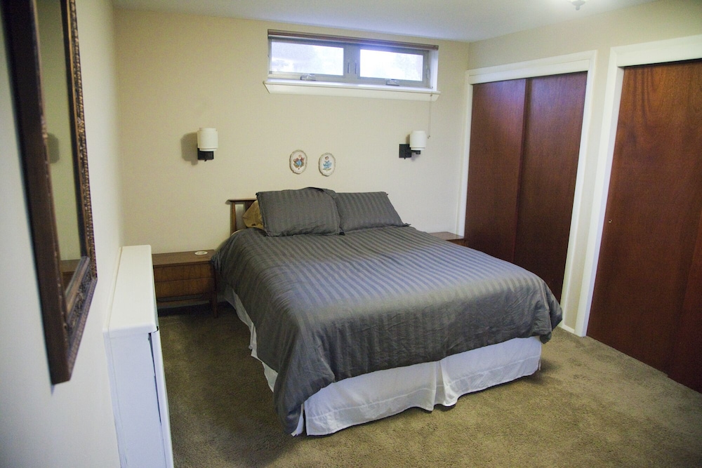 Spacious 2,400 Sq Ft 2-story Rock House - Flagstaff
