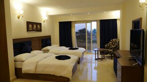 Quarto duplo luxo, várias camas, para não fumantes | Frigobar, cofres nos quartos, cortinas blackout, Wi-Fi de cortesia