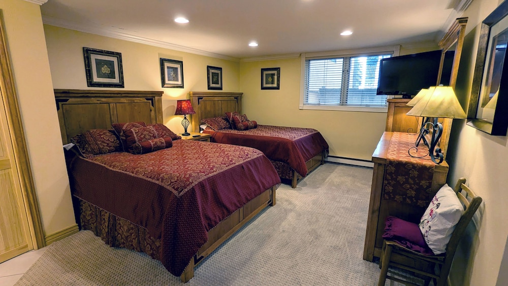 Remodeled Condo W/ Free Wifi, Parking, Heated Pool, Hot Tubs, Skier Shuttles - Avon, CO