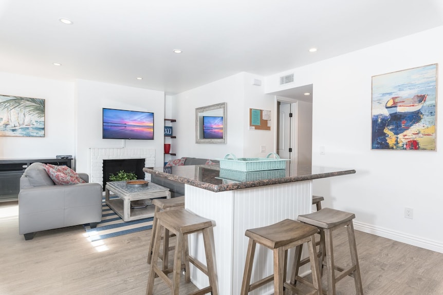 Sunny First Floor Beach House W/ Ac! | Large Outdoor Patio W/ Grill | 1 Block To The Beach! - Huntington Beach, CA