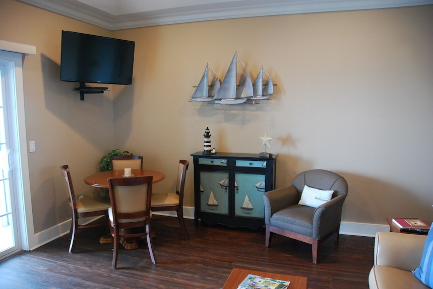 Waterfront Condo C204 At The Cliffside Resort With Amazing Water & Sunset Views - Crescent Beach, Shelter Island