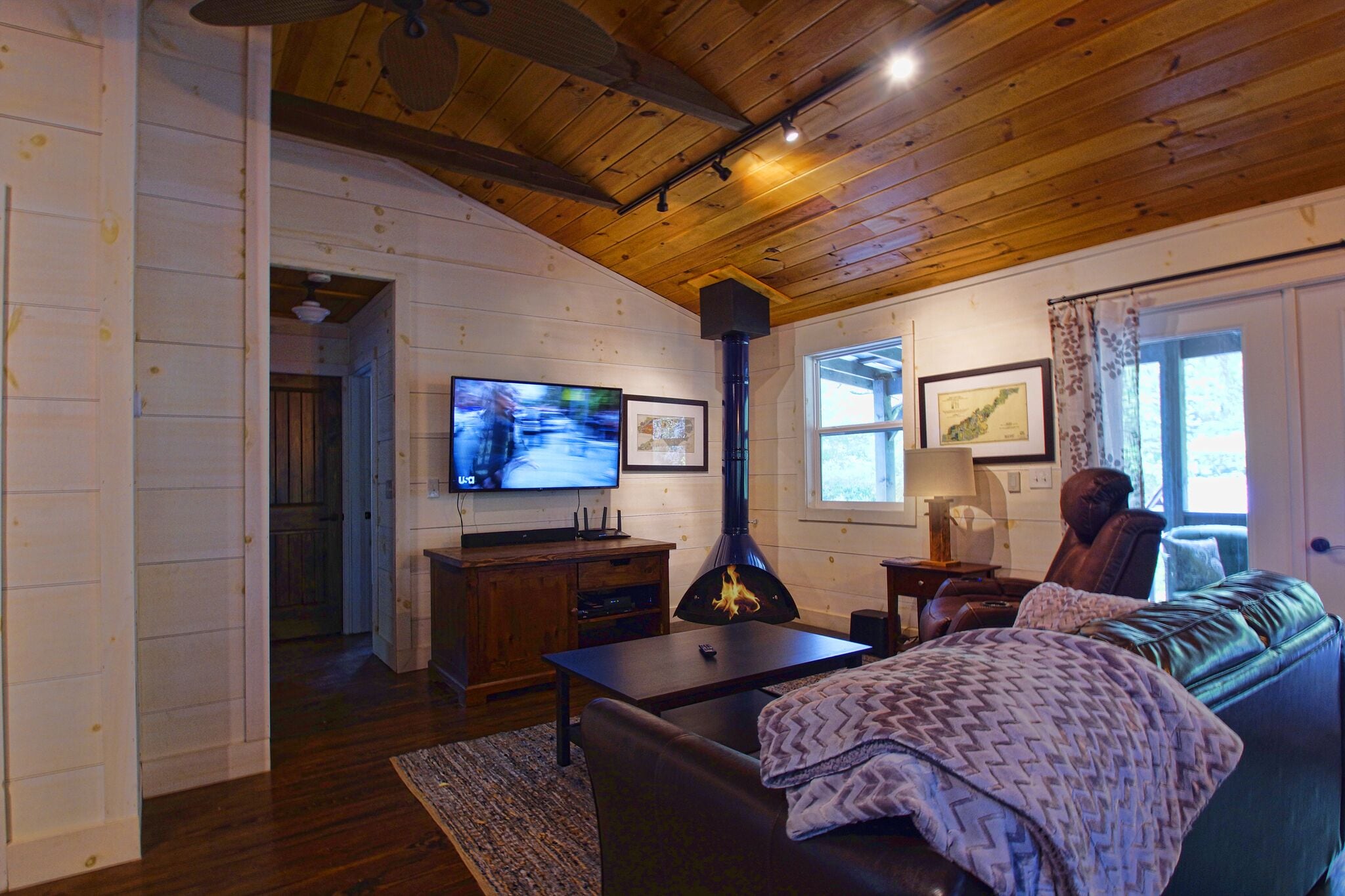 2bd/1ba ,Opt'l +1bd/1ba, Stream/waterfall/firepit, In Cashiers. Pet Friendly, - Cashiers, NC