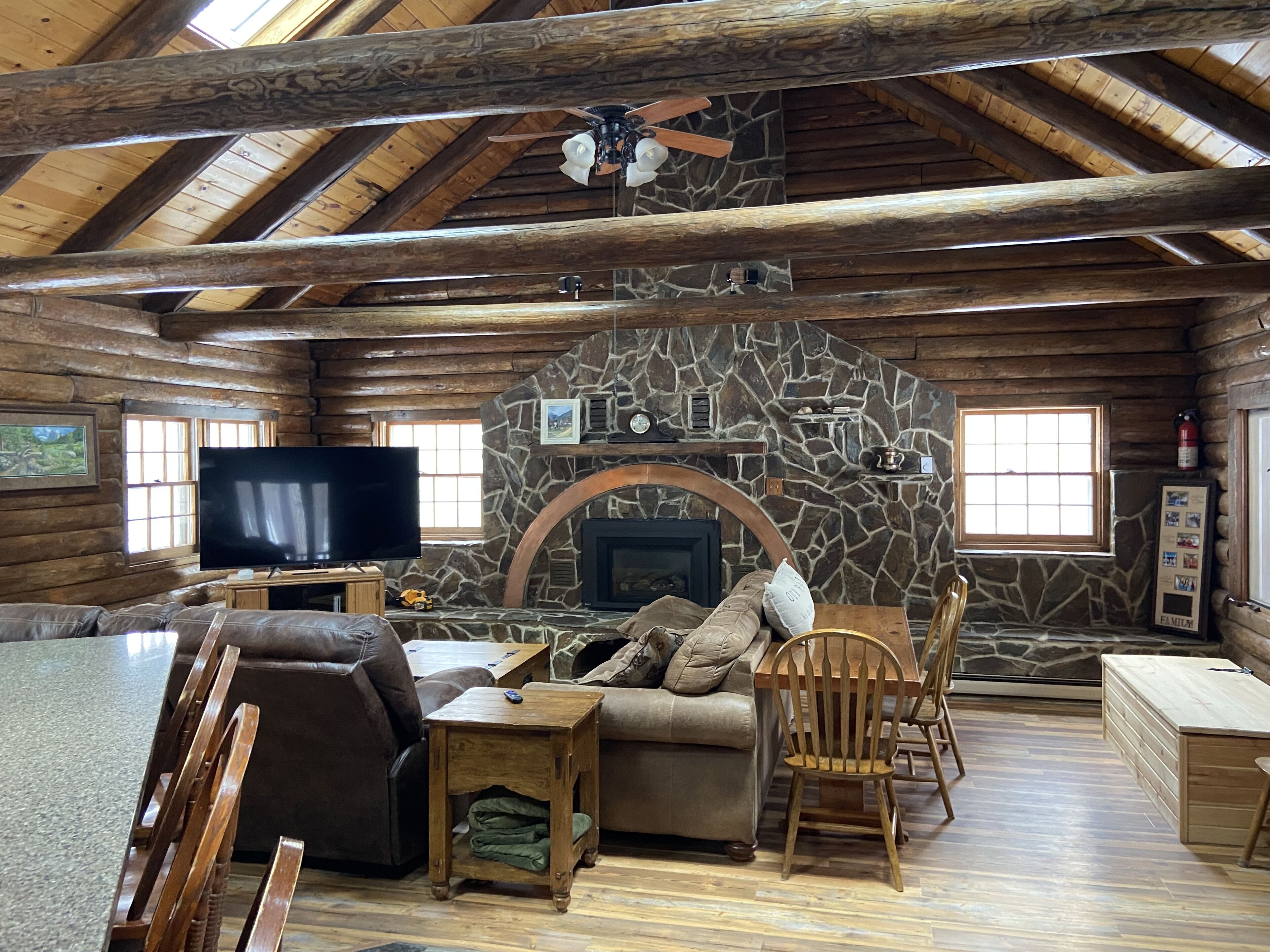 5 Bedroom Log Cabin In The Heart Of The Black Hills Located In Boulder Canyon. - Sturgis, SD