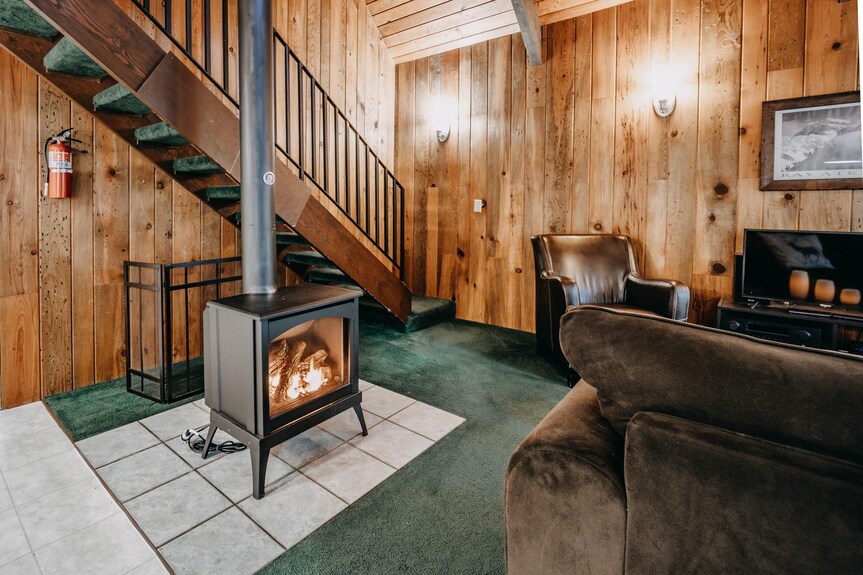 Snowline Cabin #98 - Hot Tub - Wi-fi - Cozy! - Glacier, WA
