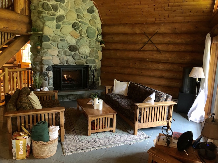 Loons Nest - Cozy, Secluded 4 Bedroom Log Cabin In The Heart Of The Wilderness! - British Columbia