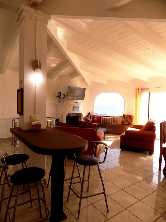 Espaciosa Casa Frente Al Mar Con Acceso Privado A La Playa En Una Comunidad Cerrada. - Rosarito