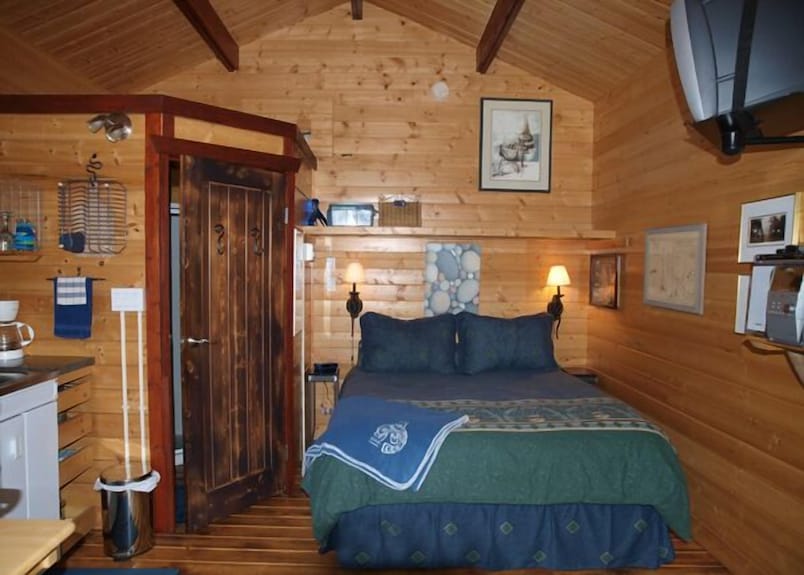 Cozy, Romantic Waterfront Cabin. Sleeps 2, Pet-friendly, Walk To All Amenities. - Vancouver Island