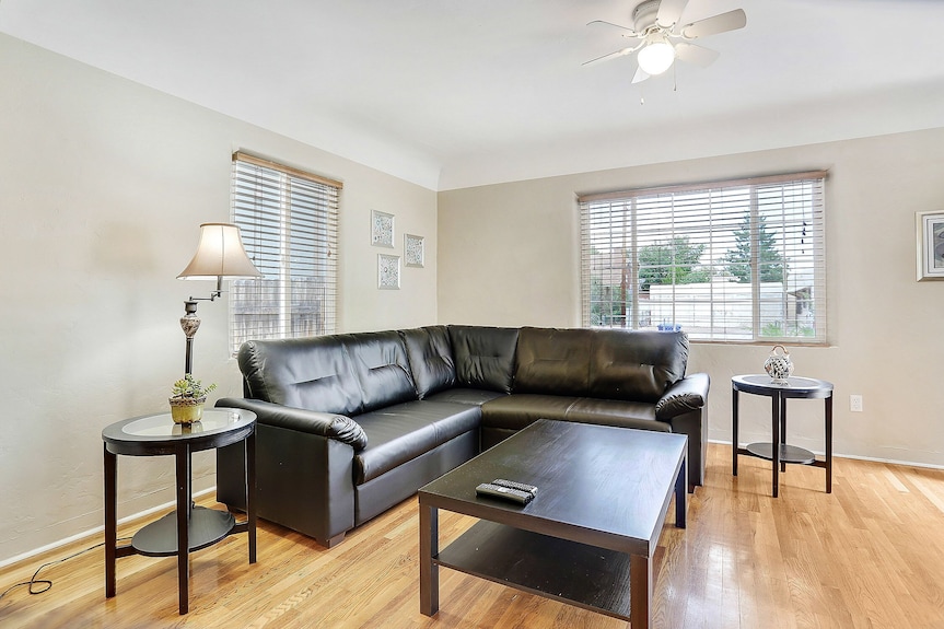 Tingly Beach Hide-a-way, Trails, Coffee Shops, Brew Pubs, Night Entertainment - Albuquerque, NM