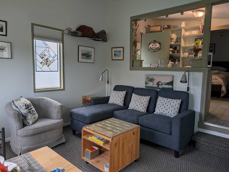 Charming Cottage Overlooking Beautiful Pond - Friday Harbor, WA