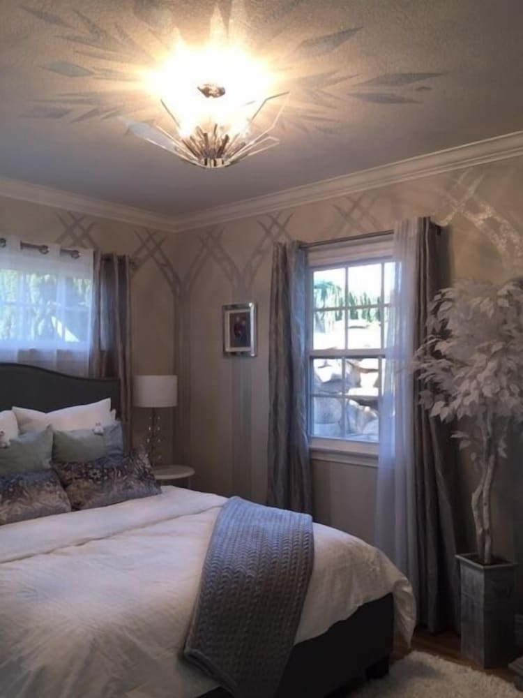 Walk To Disney! Salt Pool W/ 25 Foot Slide & Spa-fully Remodeled & Themed - Anaheim, CA