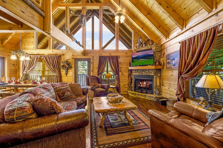 Ain't Moose Behavin' Movie Room! 3 Master Suites 4.5 Baths. - Pigeon Forge, TN