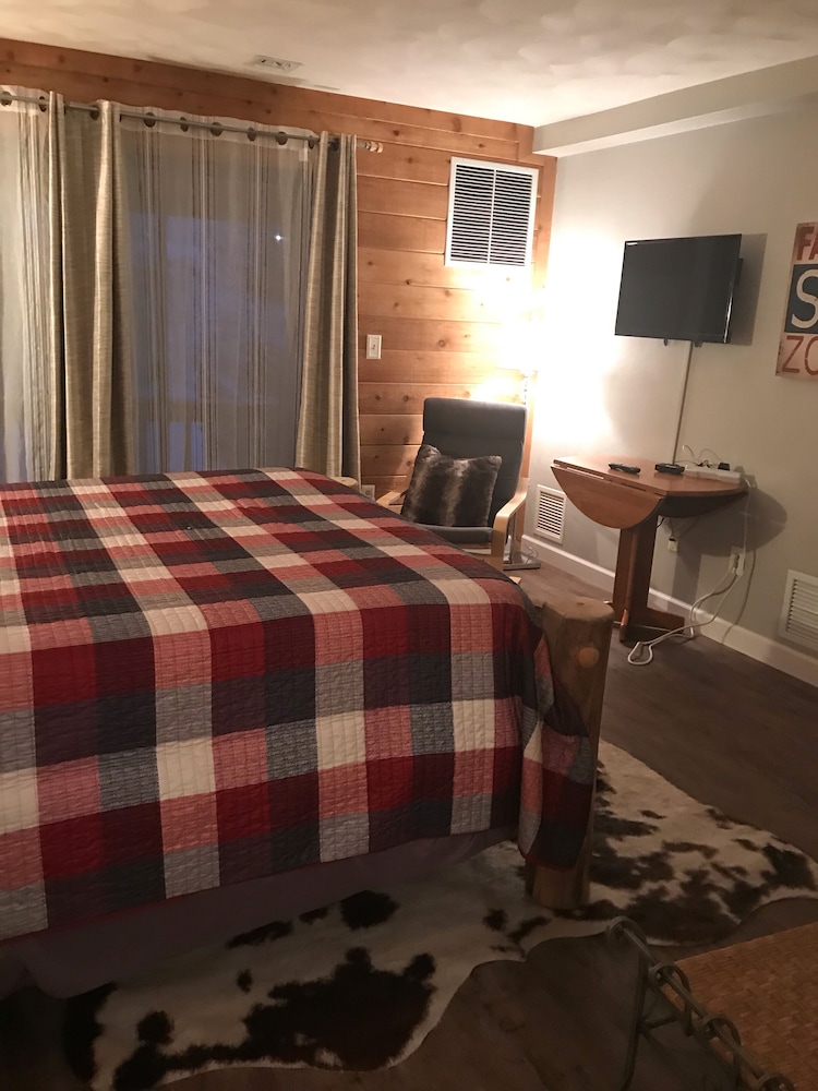 Ski -In/ski-out- Cozy 3 Bedroom No Stairs (1 Night Rentals Ok) - Pennsylvania