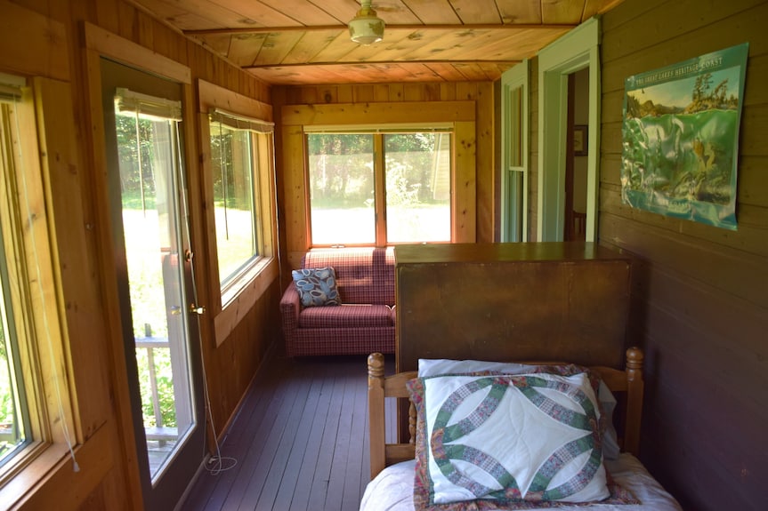 Unique Large House On 40 Acres, Great Views, Bass Pond, And Trails. Pets Ok! - Michigan