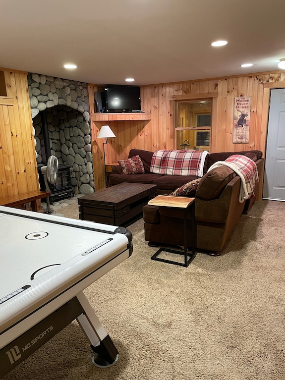 Gorgeous Ski Chalet With Game Room & Hot Tub On Okemo Mt. Under 1 Mile To Base! - New England