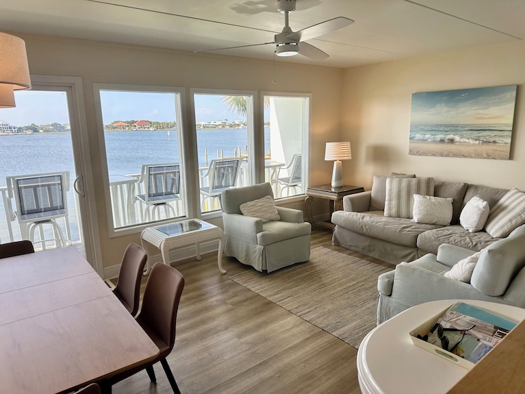 Bikes And Yolo Boards! 3 Br, 2 Living Rooms! Steps To Beach! Steps To Bay! - 펜사콜라 비치