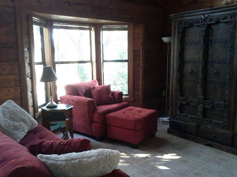 Real Getaway-4 Acres, Peacock House, Pool, Near Wimb Square - Wimberley, TX