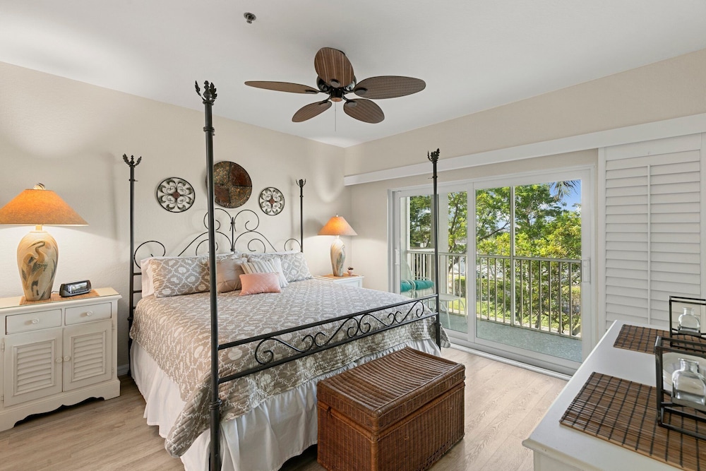 Walking Distance To Snook Inn, Smith House, Shopping, Day Spa & Live Music! - Marco Island, FL