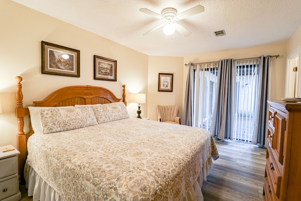Riverfront Dog-friendly Condo W/ Private Deck - Free Wifi - Helen, GA