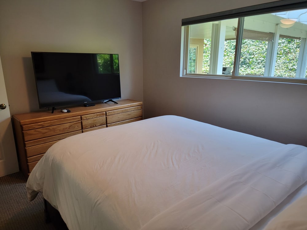 Family Game Room With Wet Bar, Pool Table/ Ping Pong Darts And More! - Harborview - San Diego