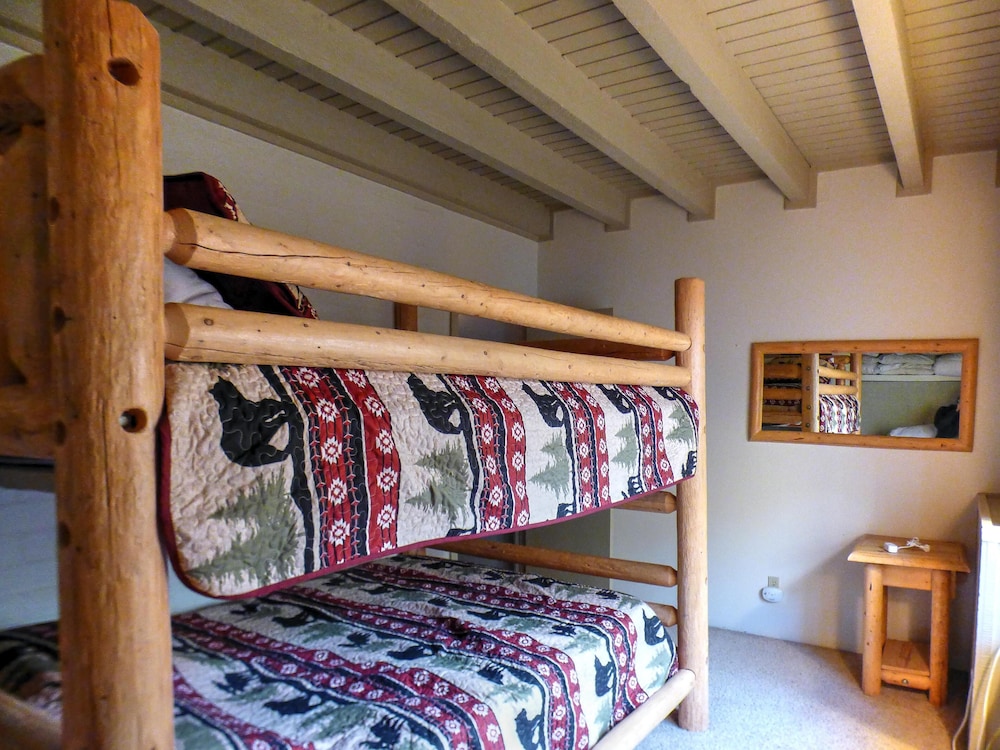 Mountain Village 2 Level Steps To Ski - Steamboat Springs, CO