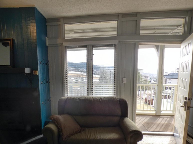 Mountain Village 2 Level Steps To Ski - Steamboat Springs, CO