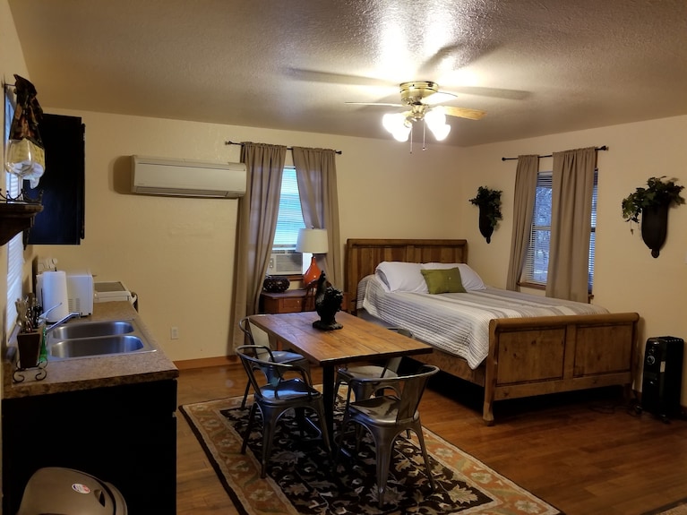 The Olive Cabin At Mendelbaum Winery Guest Cabins - Grape Creek Vineyards, Fredericksburg