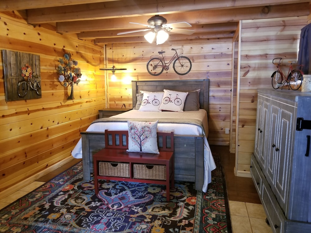 Charming Lakefront Studio Cabin W/ Private Boat Launch & Slip Ideal For 2 Guests - Lake Almanor, CA