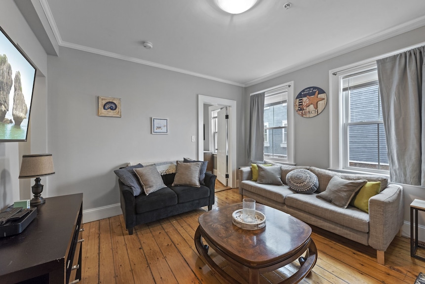 Unit1 Beautiful Private Large 3 Bedroom/2 Bath Townhome. Close To All Historic - Salem, MA