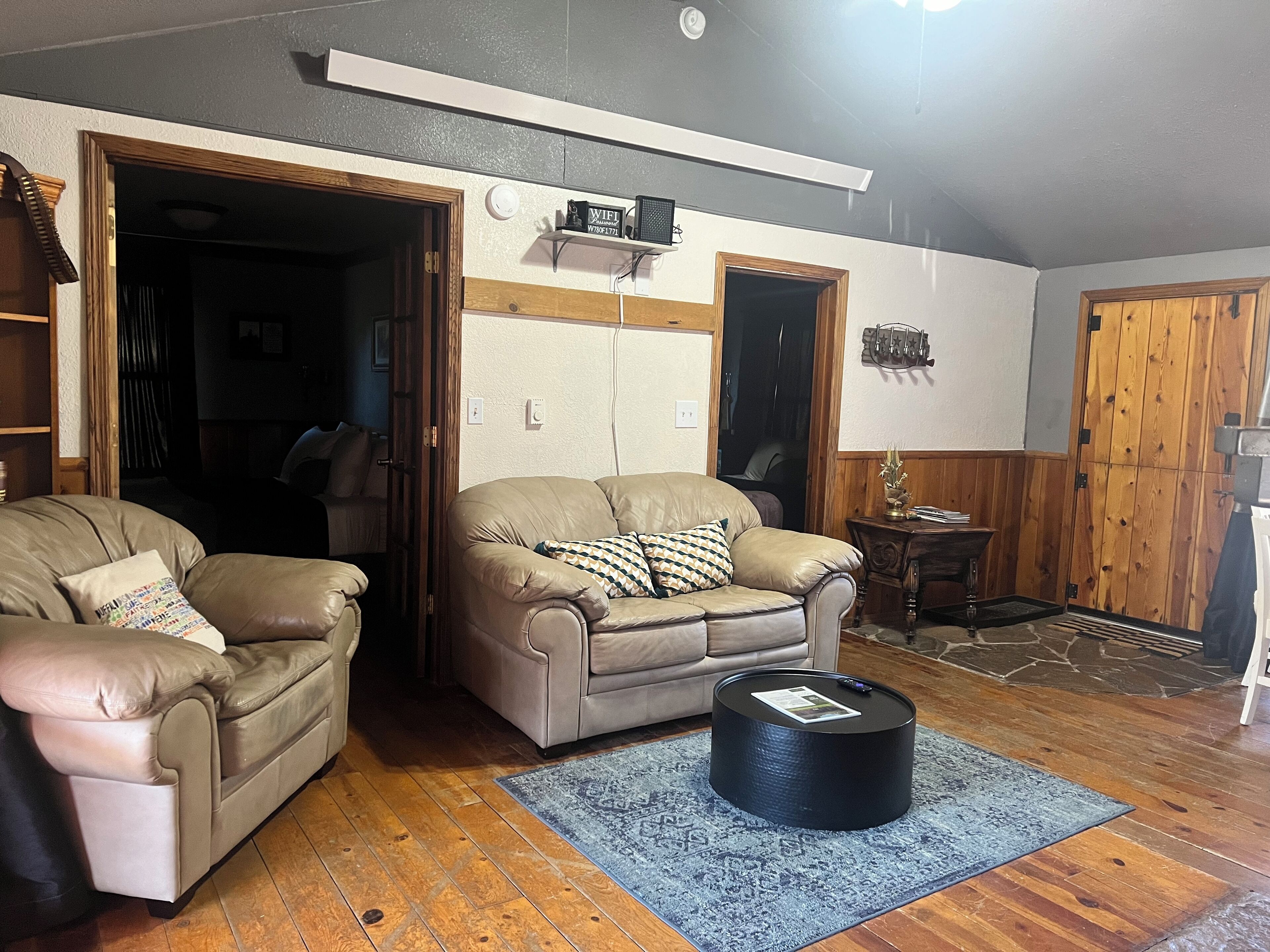 Black Hills Base Camp! 1940s-era Cabin. Sleeps 4-5 People. Walk To Canyon Lake. - Rapid City, SD
