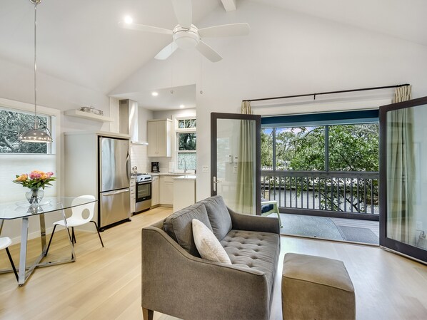 Love that Austin Vibe! Treetop deck, king bed. Walk to downtown, dining ...