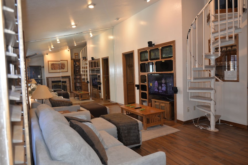 Brian Head Penthouse South, Pool-hotub, Ski-i/o, 3 Masters, Play Lofts, Sleep 14 - Utah