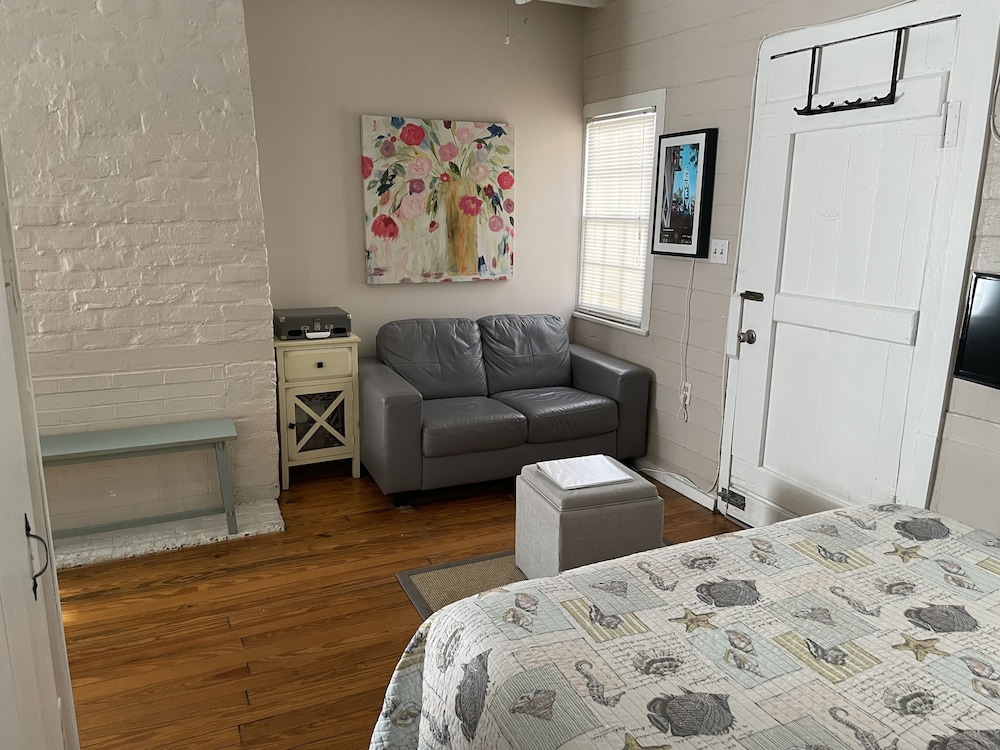 Tiny Cottage 537 In Savannah's Historic District! - Savannah, GA
