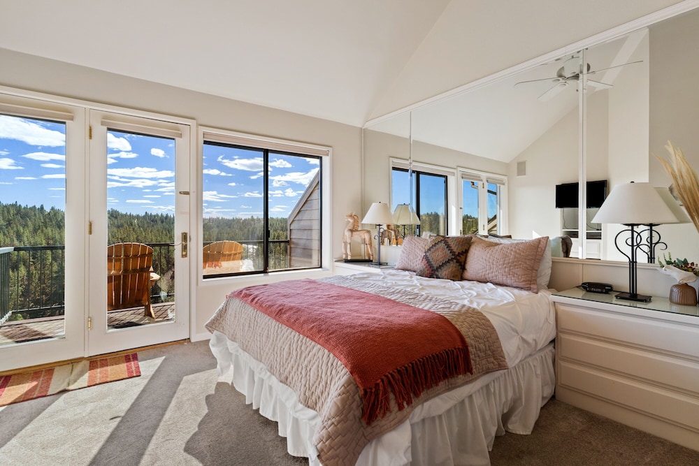Amazing River Views With Private Hot Tub - Bend, OR