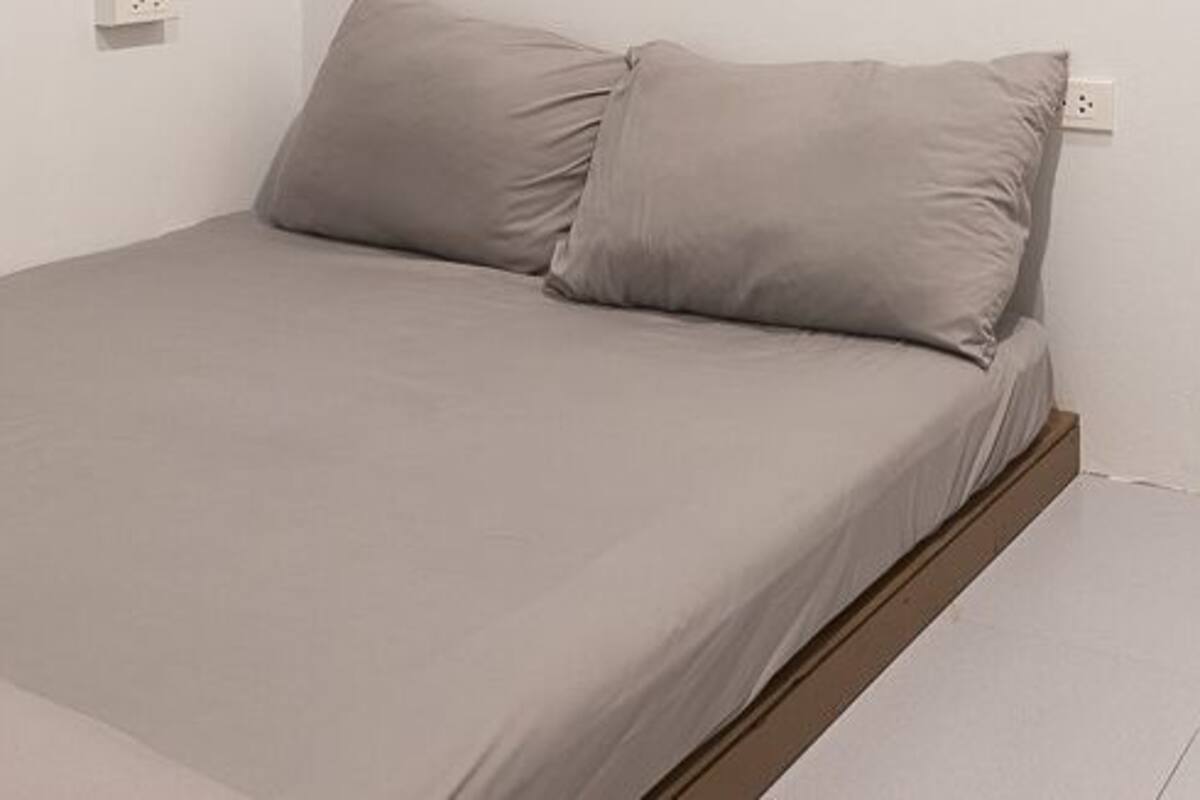 Budget Double Room (No windows) | Cofres nos quartos, cortinas blackout, Wi-Fi de cortesia, roupa de cama