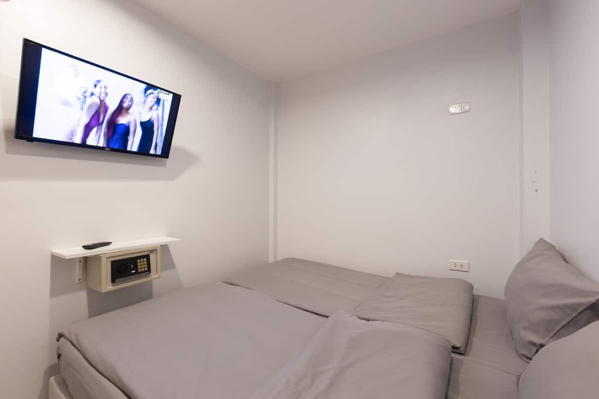Twin Room (No windows) | Cofres nos quartos, cortinas blackout, Wi-Fi de cortesia, roupa de cama