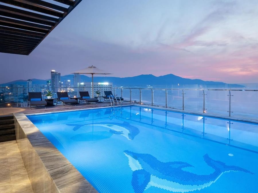 Piscina exterior, guarda-sóis, espreguiçadeiras