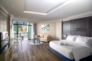 Quarto Deluxe, acesso à piscina | Cofre no quarto, secretária 