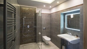 Apartamento, para não fumantes | Banheiro | Chuveiro, secador de cabelo, chinelos, toalhas de banho