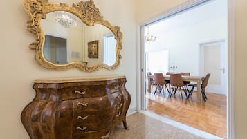Apartamento | Sala de estar | TV de ecrã plano