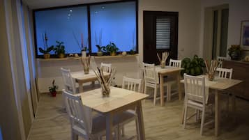 Café da manhã com buffet todos os dias (EUR 5 por pessoa)