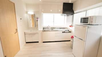 Villa Básica, não fumadores | Kitchenette privada | Um frigorífico, um micro-ondas, uma placa de cozinha