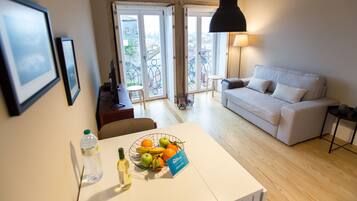 Apartamento Deluxe, 1 quarto, não fumadores, Vista para a cidade (4) | Sala de estar | TV de ecrã plano