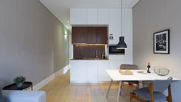 Apartamento Premium, 1 quarto, não fumadores, Vista para a cidade (1) | Cozinha privada | Um frigorífico, um micro-ondas, uma placa de cozinha