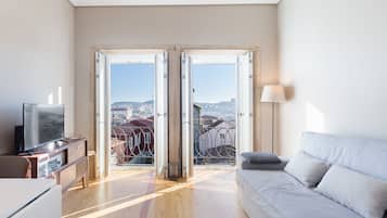 Apartamento Deluxe, 1 quarto, não fumadores, Vista para a cidade (4) | Sala de estar | TV de ecrã plano